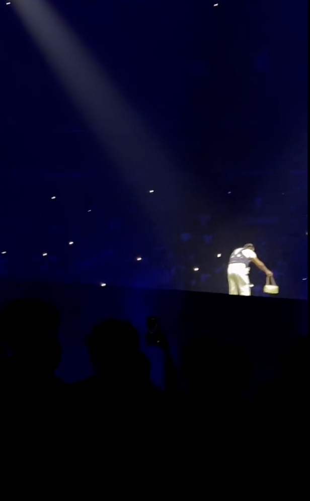 Derrick Rose 在 Drake 演唱會上狂玩手機 - COOL-STYLE 潮流生活網