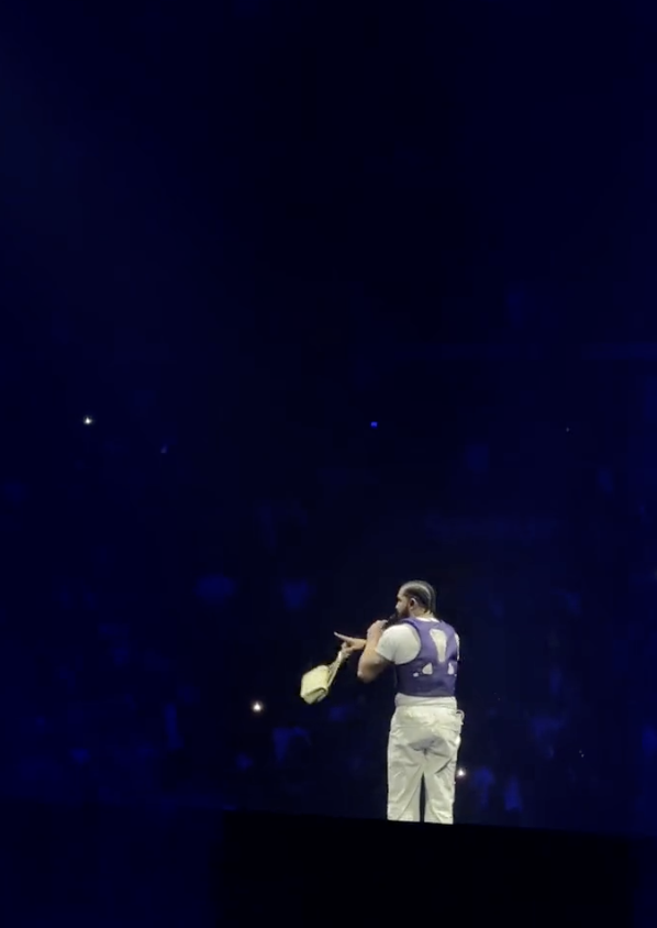 Derrick Rose 在 Drake 演唱會上狂玩手機 - COOL-STYLE 潮流生活網