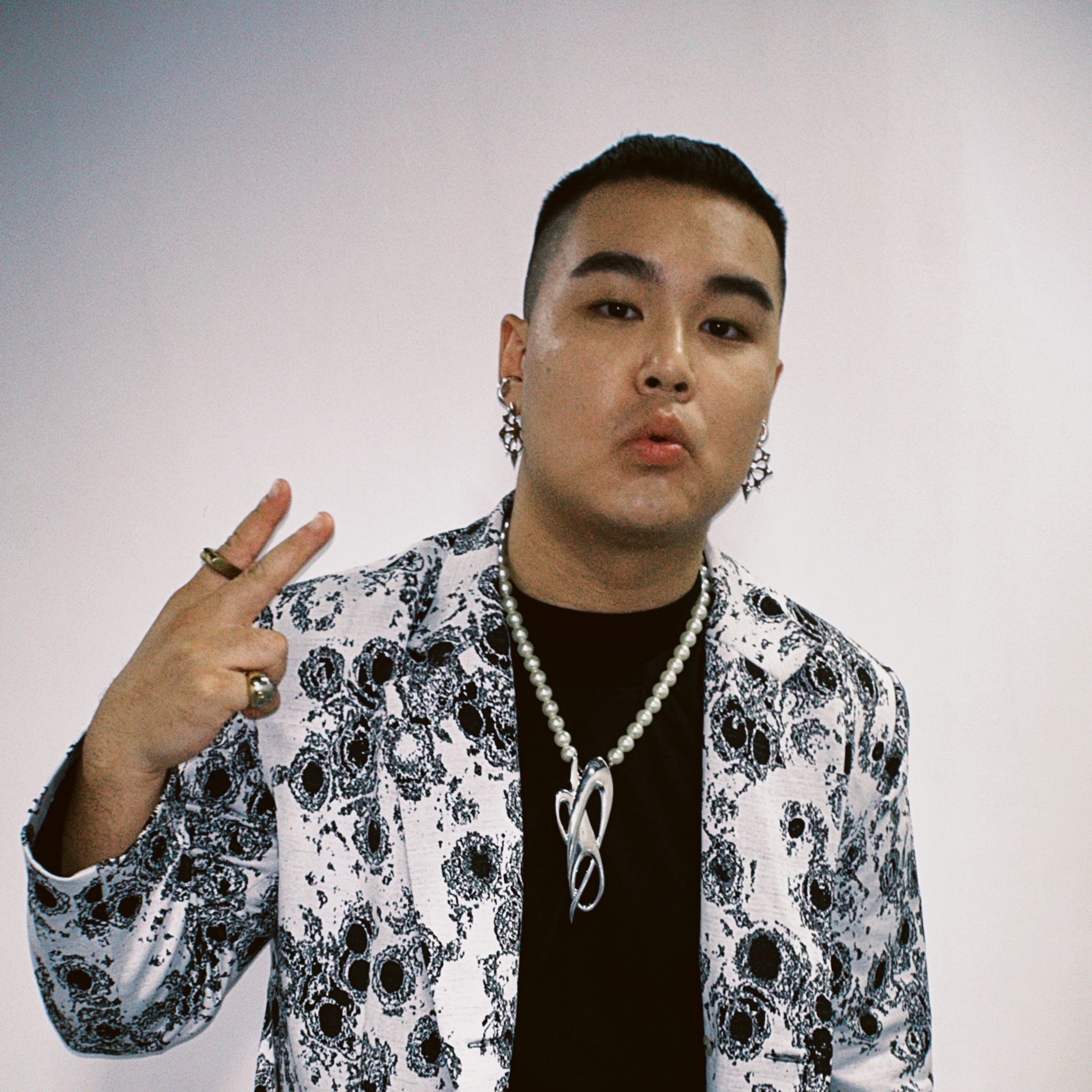 從夜店 MC 到饒舌後，轉戰 R&B 歌曲創作的歌手 BRADD！曾被諷饒舌背叛者，如今獲金音獎項肯定！