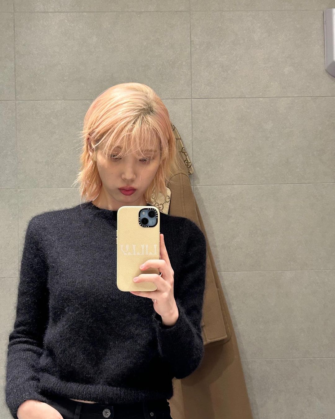 IU 新髮型曝光！粉金色短髮仙氣爆棚。親口認證變髮原因「即將要來的那件事」新專輯快來了？ | beanfun!