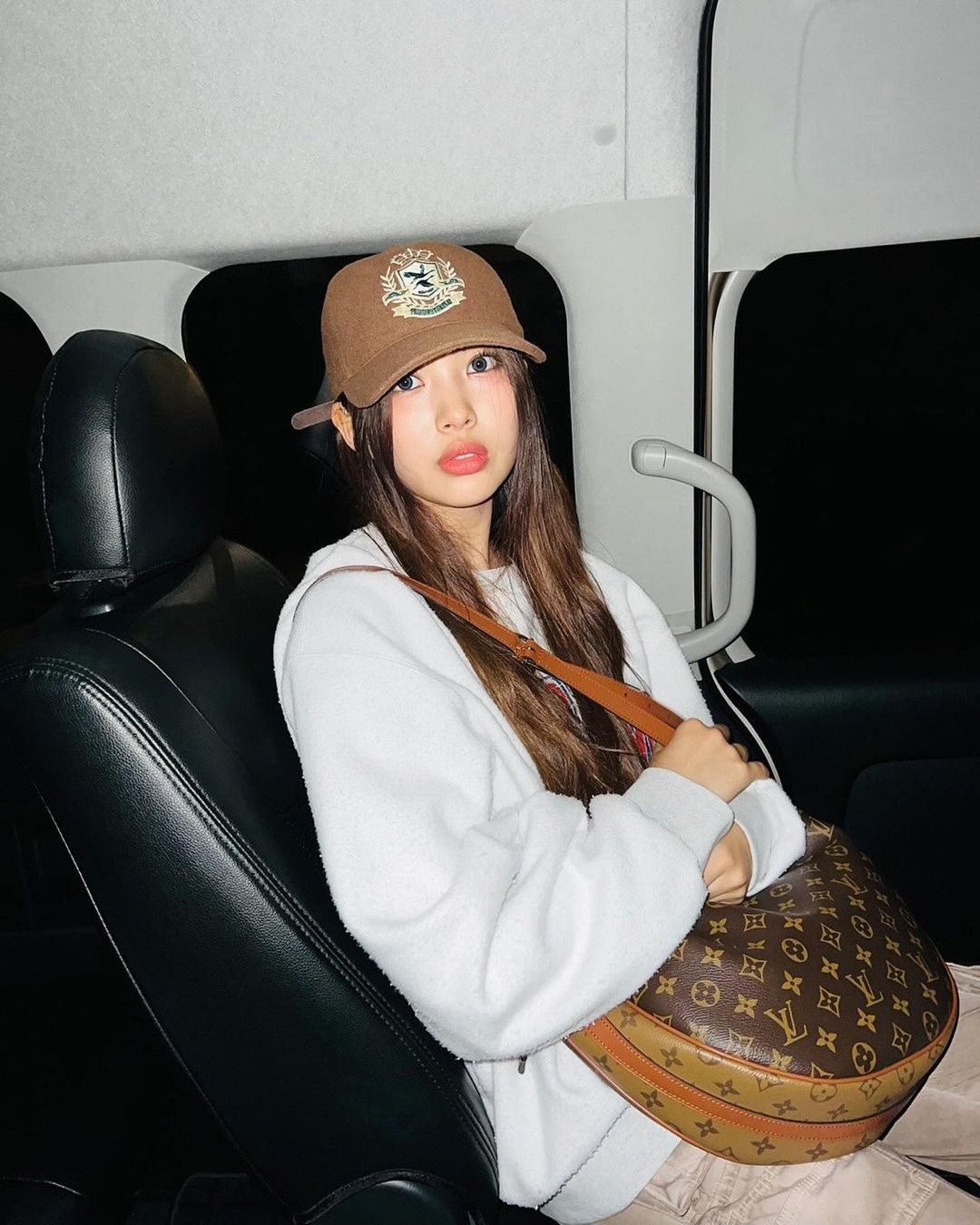 不只有 LV！NewJeans HYEIN 揹的包都來頭不小！網友：果然是最強忙內！