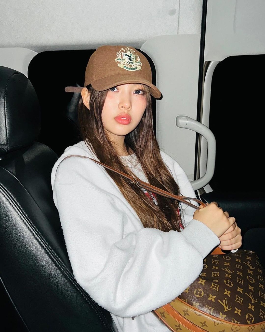 不只有 LV！NewJeans HYEIN 揹的包都來頭不小！網友：果然是最強忙內！