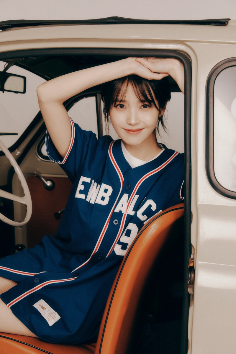 IU 上身 New Balance 全新春季棒球衫 - COOL-STYLE 潮流生活網