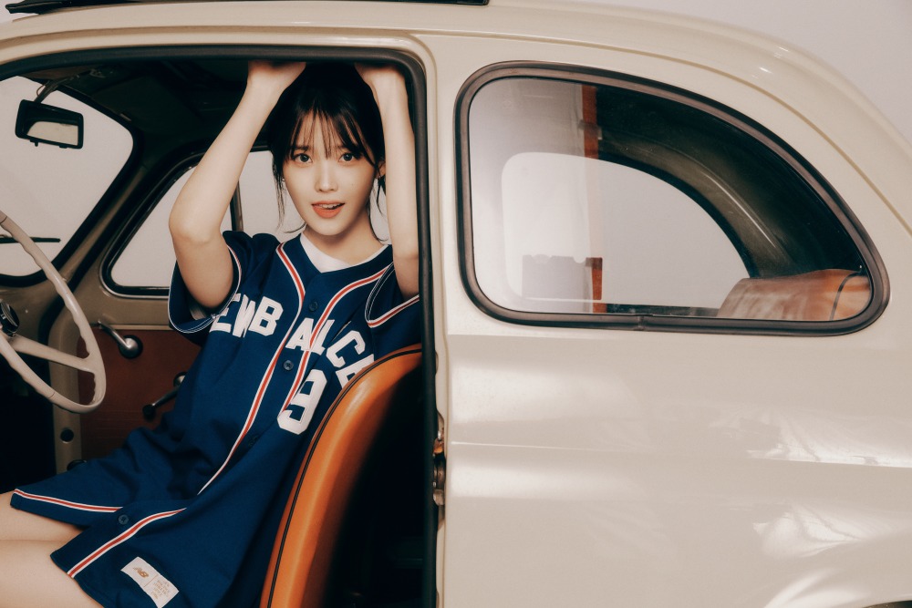 IU 上身 New Balance 全新春季棒球衫 - COOL-STYLE 潮流生活網